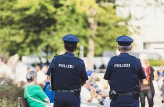 詞彙辨析:compel, constrain, force, oblige 這些強迫有區別! - 人人焦點